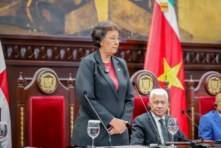 President Simons spreekt Nationaal Congres Dominicaanse Republiek toe